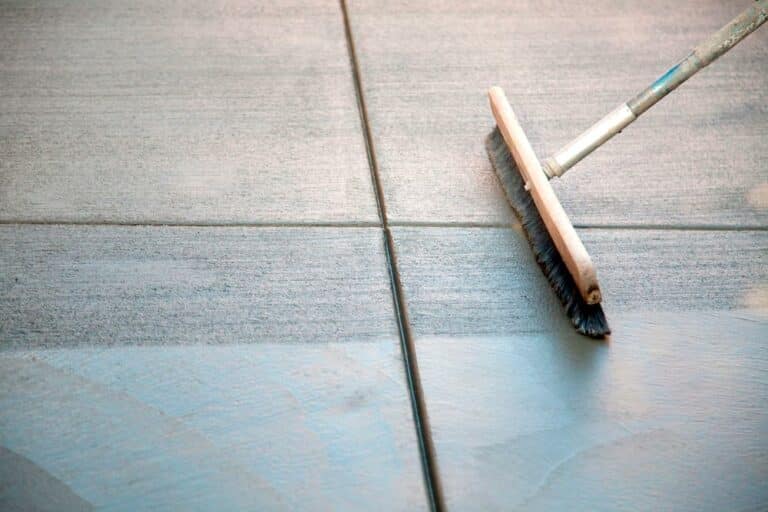 Hormigón Rayado y Cepillado: Soluciones Antideslizantes