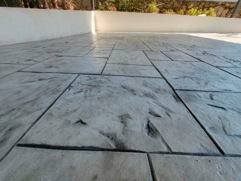 Hormigón Rayado y Cepillado: Soluciones Antideslizantes
